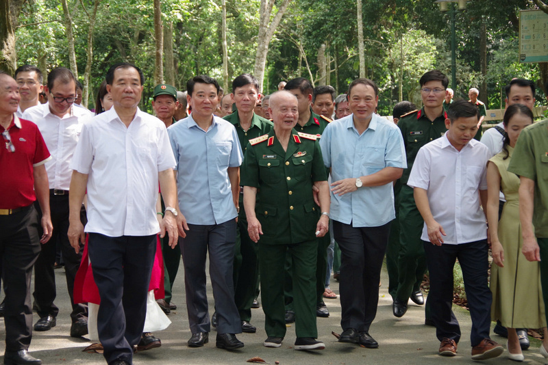Đại tướng Phạm Văn Trà dâng hương tưởng niệm Chủ tịch Hồ Chí Minh